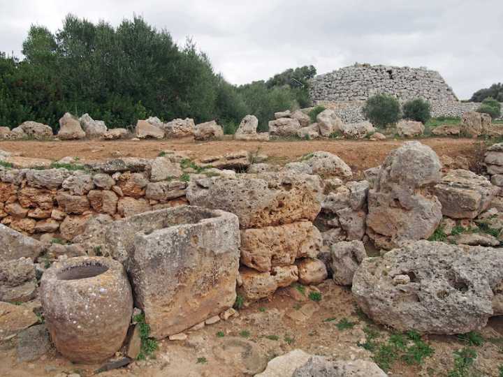 El talayot, emblema de la cultura talayótica de Menorca y Mallorca ...
