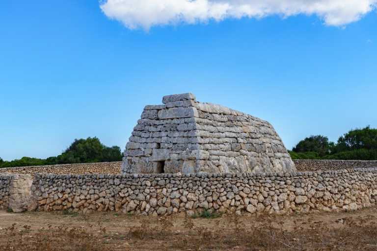 El talayot, emblema de la cultura talayótica de Menorca y Mallorca ...